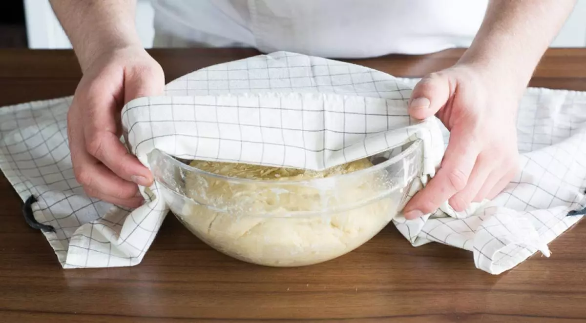 Eenvoudige Crouch Resep, bedek die deeg met 'n handdoek