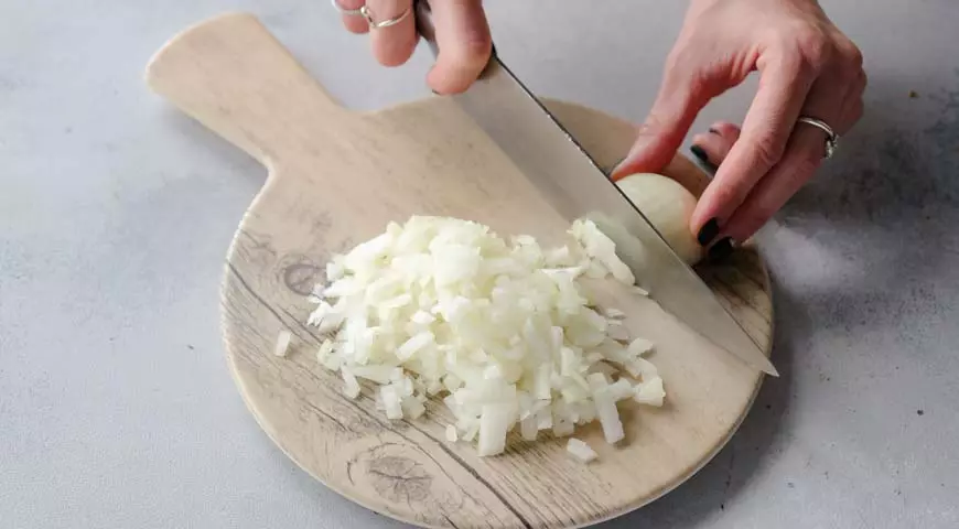 Мимоза салата, фино нарушава лук ножем