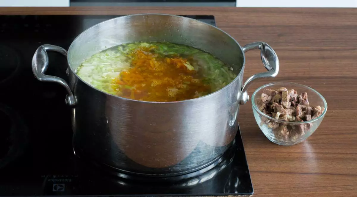 Borsch klasik me panxhar, vendosni perime në supë