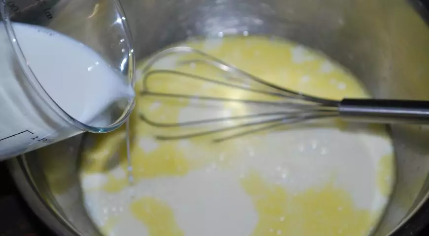Foto de la preparación de la receta: un pastel de panqueques con leche condensada, paso número 1