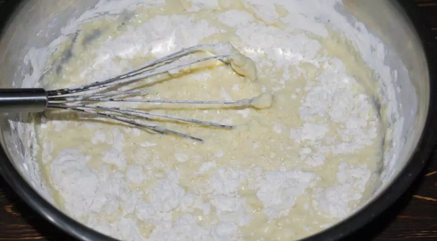 Foto de la preparación de una receta: un pastel de panqueques con leche condensada, paso número 2