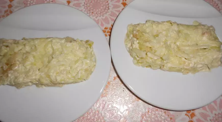 Mix Äppel, Kéis a Mayonnaise, setzt op eng Plack