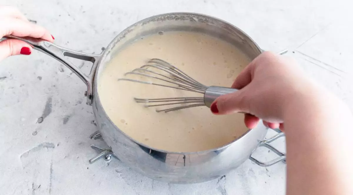 Curd Napoleon, gooi eiermengsel in melk