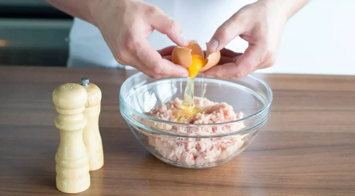 Deliziose cotolette di pollo, salta un pollo attraverso un macinino di carne