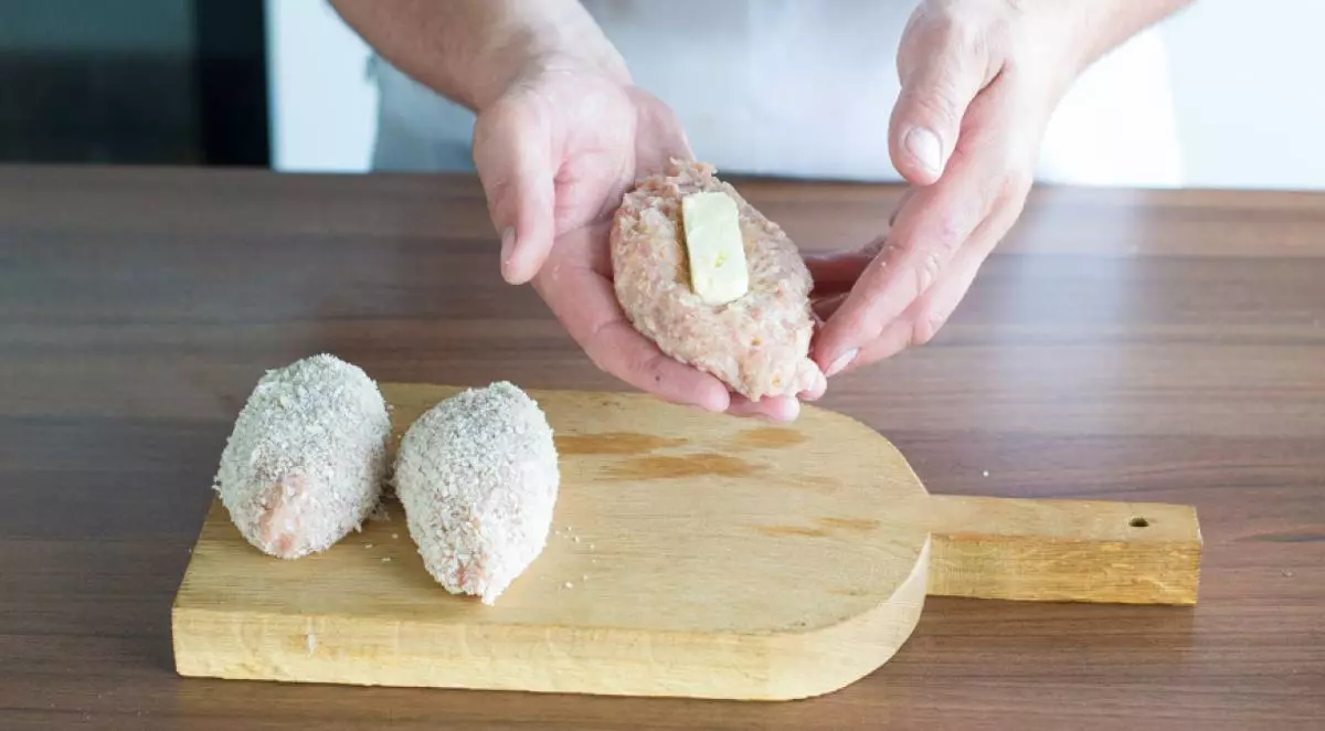 Maitsev kana cutlets, moodustavad cutlets