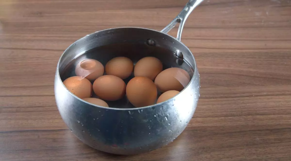 סלט עם מקלות אכילה, תירס ומלפפון, להכין ביצים