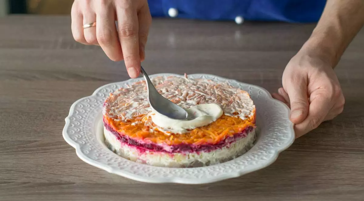 Herring ënner dem Mantel traditionell, fänkt d'Ingredienten aus