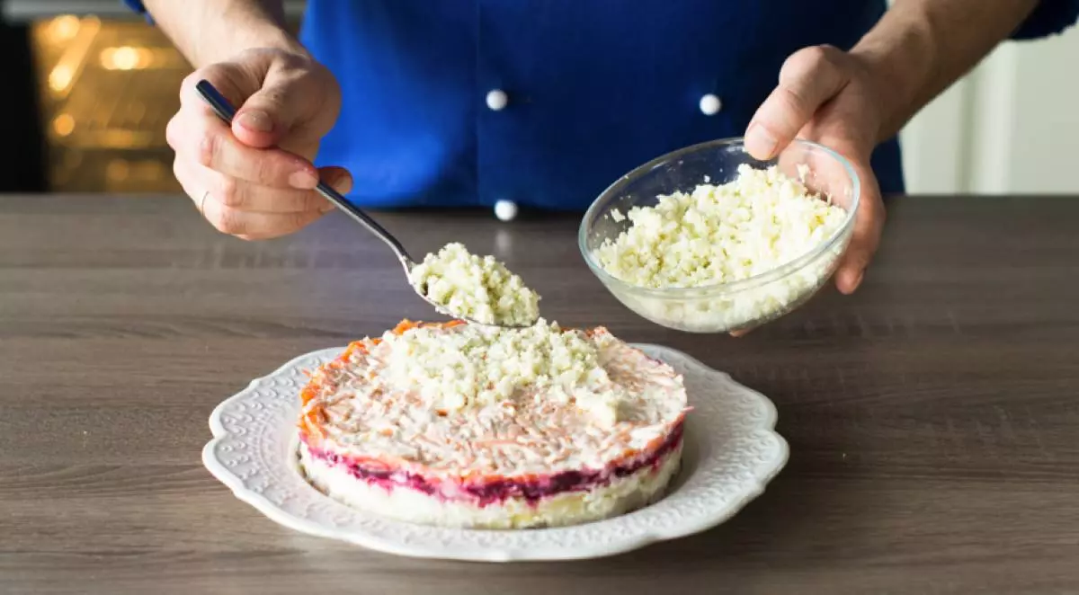 Sledi pod plaščem tradicionalno, zgornje plasti potresemo jajca