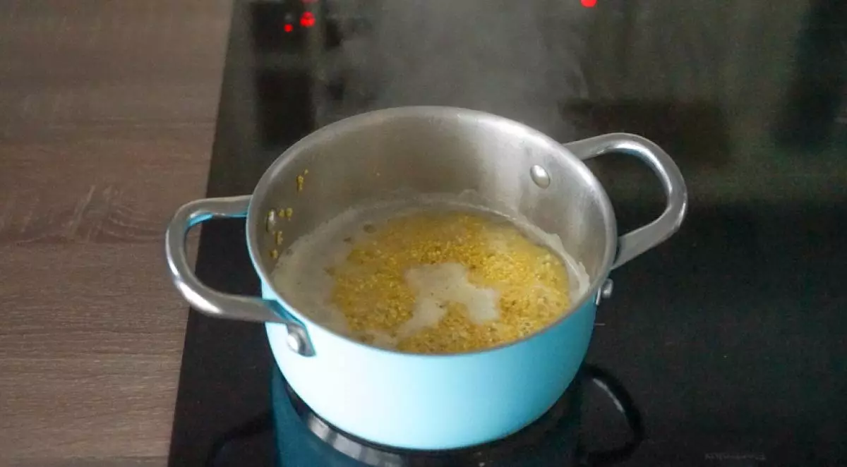 Bubur Millet pada susu, masak sehingga mendidih