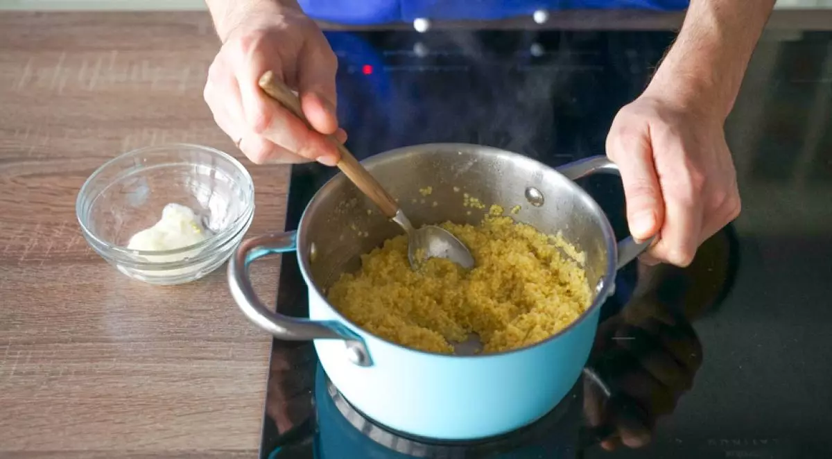 Millet Porridge op Mëllech, kachen op e staarke Feier