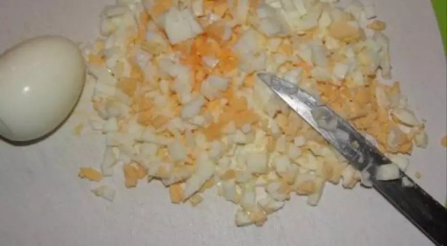 For the preparation of Salad Olivier cut eggs