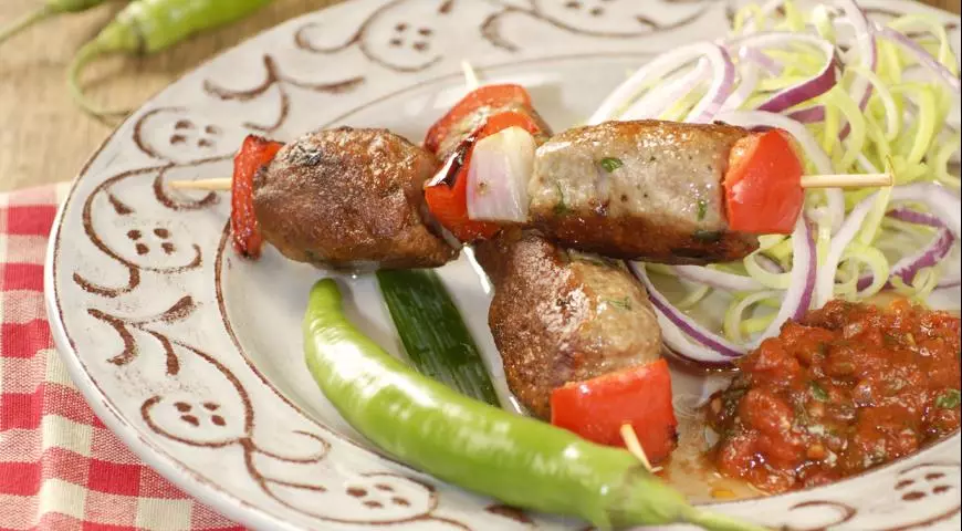 Lulya-kebab a marhahúsból egy serpenyőben