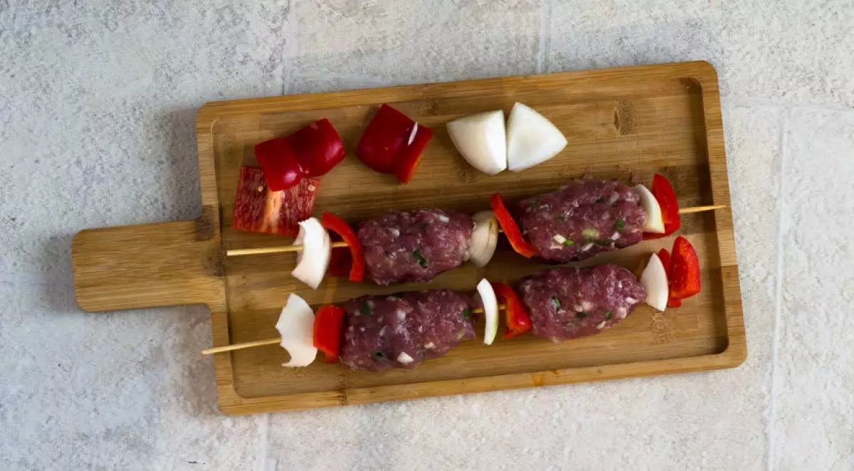 Lulya-Kebab a marhahúsból egy serpenyőben, tedd a kolbászokat a Spanks-on