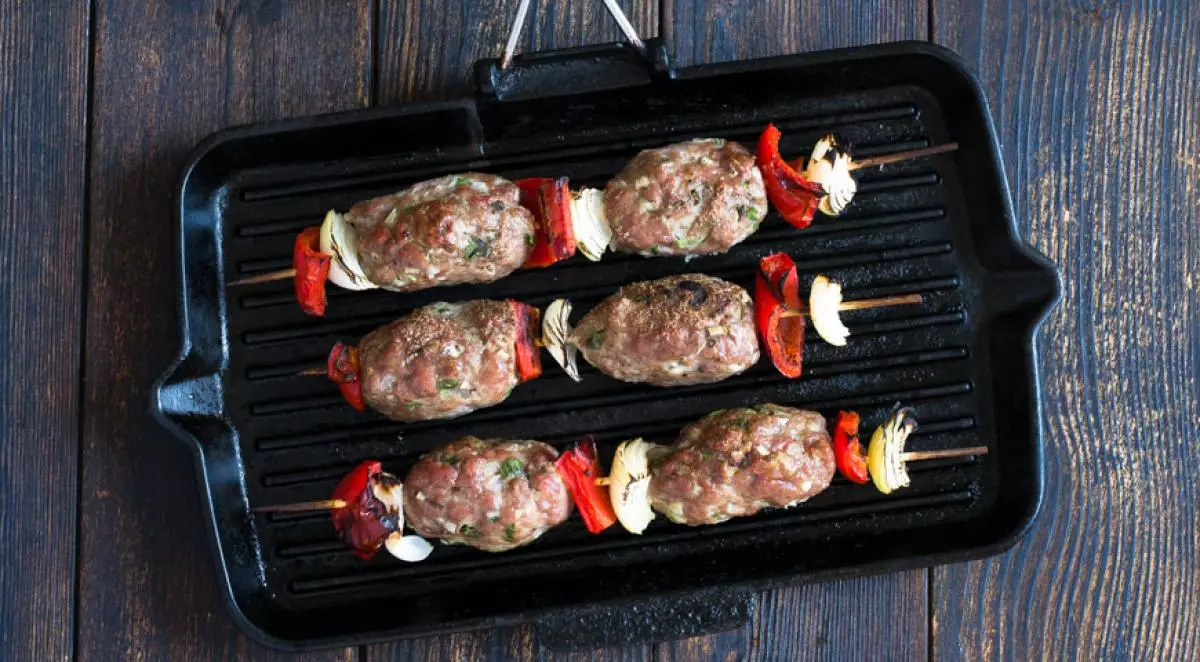 Lulle-Kebab a marhahúsból egy serpenyőben, sült mindkét oldalon