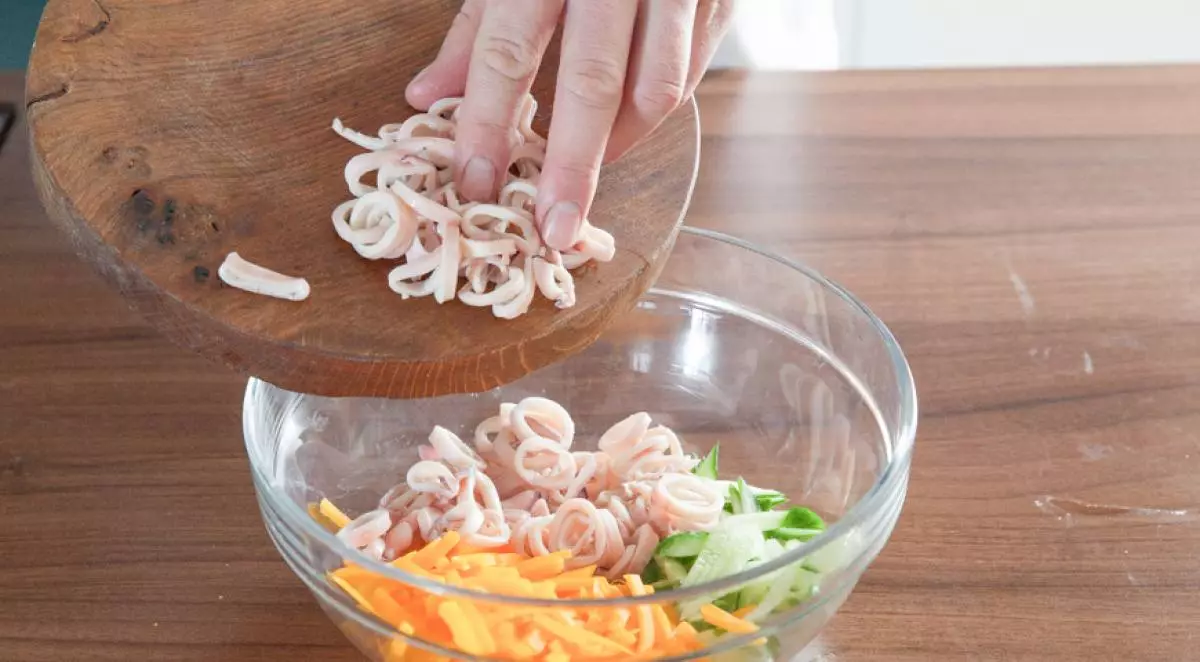 Salada de algas com lula, mistura ingredientes