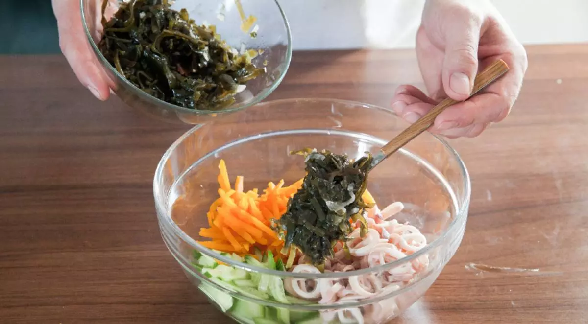 Salada de repolho do mar com lula, adicionar repolho naval