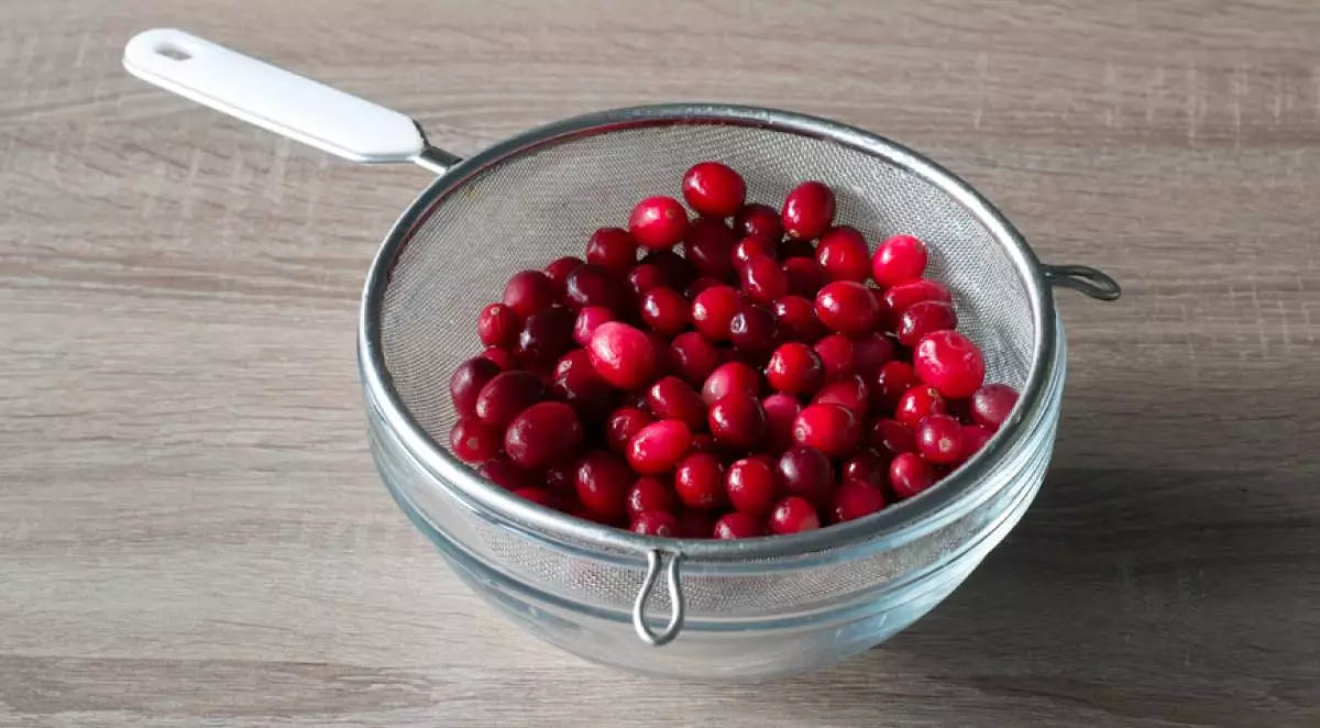 Jus de canneberge fait maison, rincer des canneberges