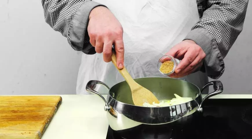 Foto da preparación da receita: sopa de cebola afortunada, paso número 2