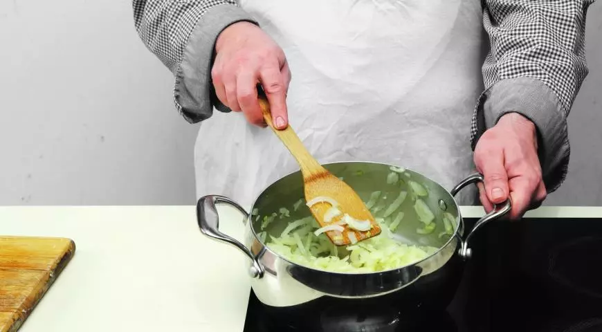 Foto da preparación da receita: sopa de cebola afortunada, paso número 3