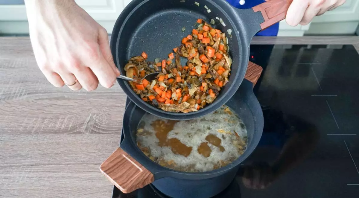 سوپ قارچ قارچ با جو، اضافه کردن یک دست به سوپ