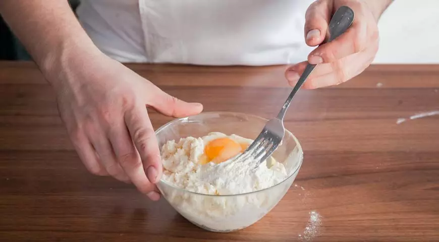 Ost med russin, lägg till ägg, socker och mjöl till kockost