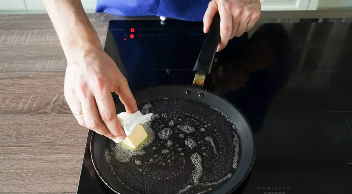 Klassieke pannekoeke op melk, smeer olie met olie