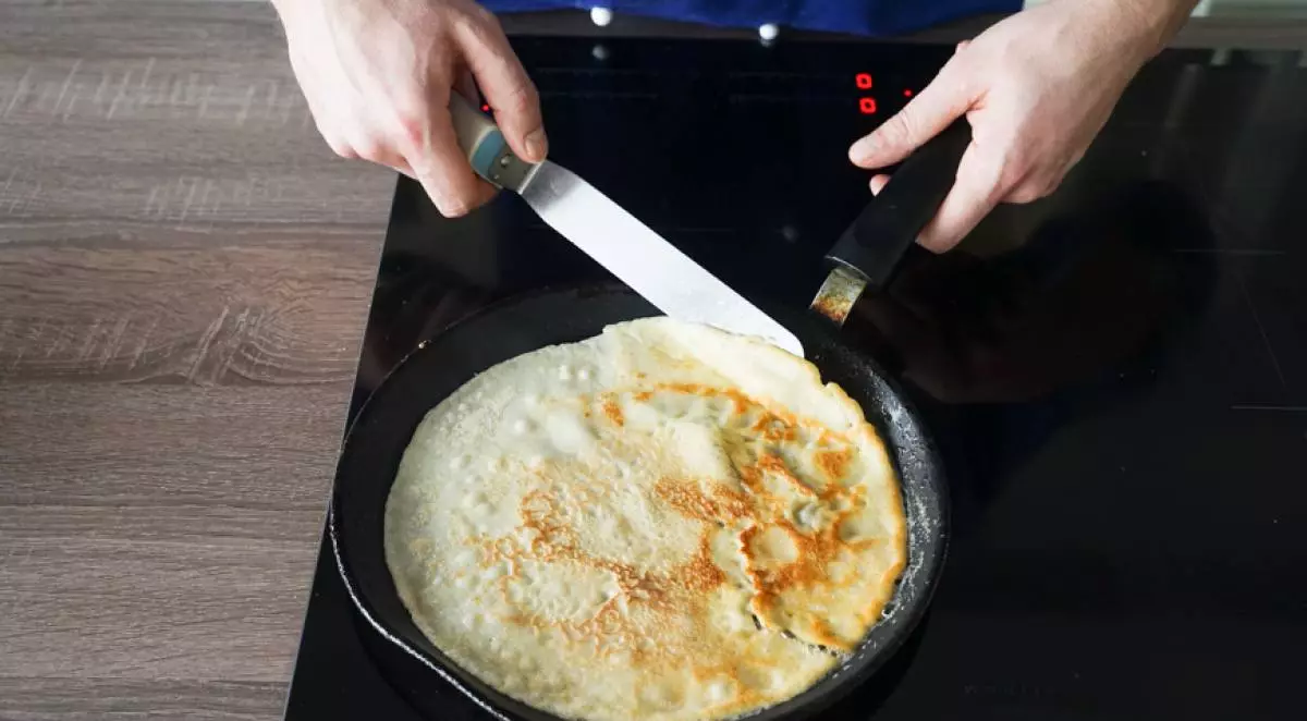 Mga klasiko nga pancake sa gatas, flip pancake