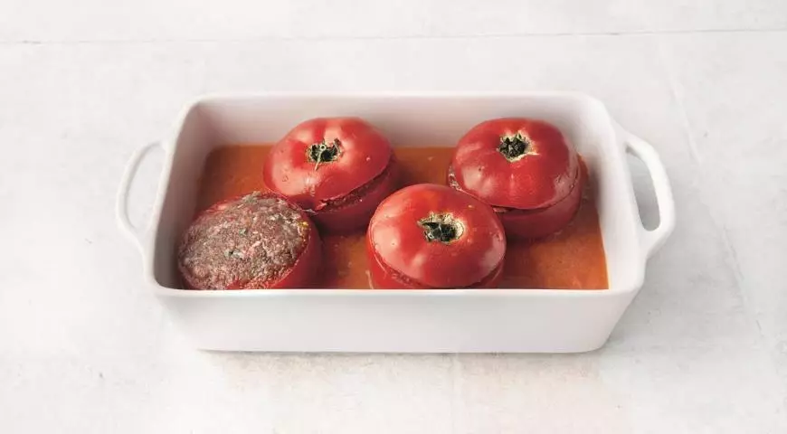 Täidisega tomatite küpsetatud