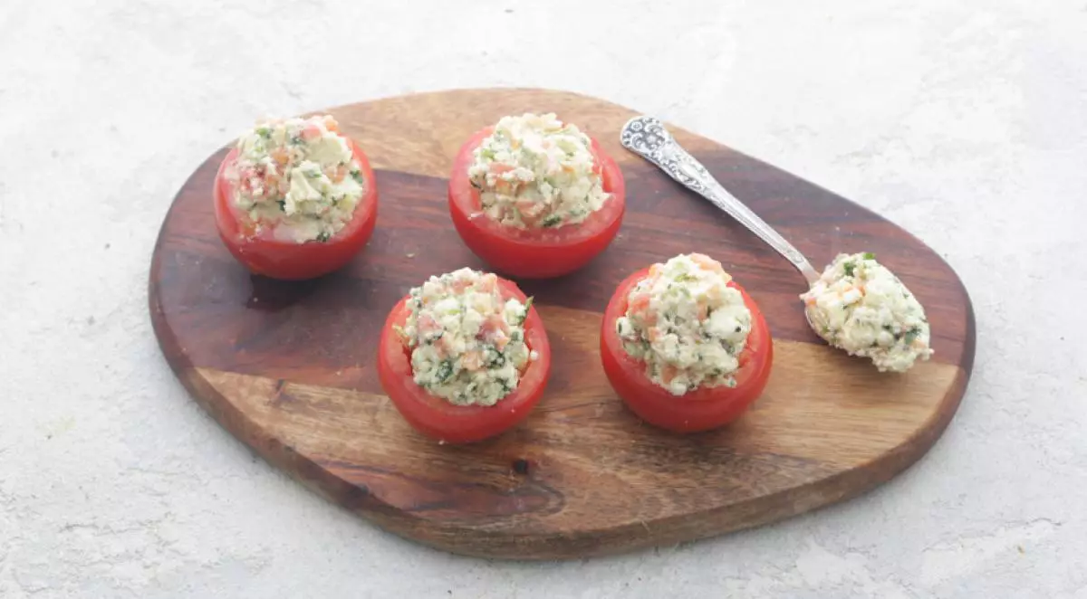 Tomatid juustu ja küüslauguga (talvel suupiste tomatid). Tomatite täitmine juustu täitmisega