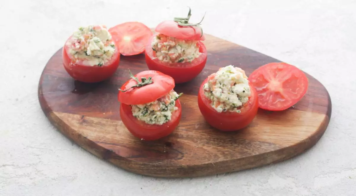 Tomat karo keju lan bawang putih (mangsa salju saka tomat). Tutup tomat sing diiseni nganggo lids