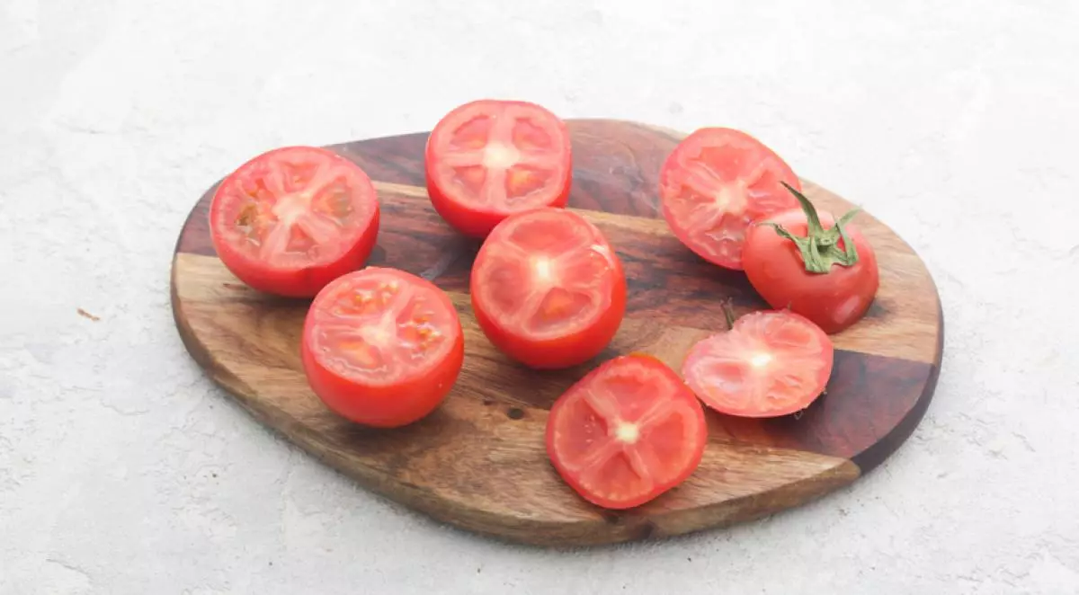 Tomat karo keju lan bawang putih (mangsa salju saka tomat). Masakan tomat kanggo ngisi