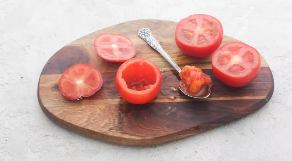 Tomat karo keju lan bawang putih (mangsa salju saka tomat). Kita mbusak wiji lan jus tomat