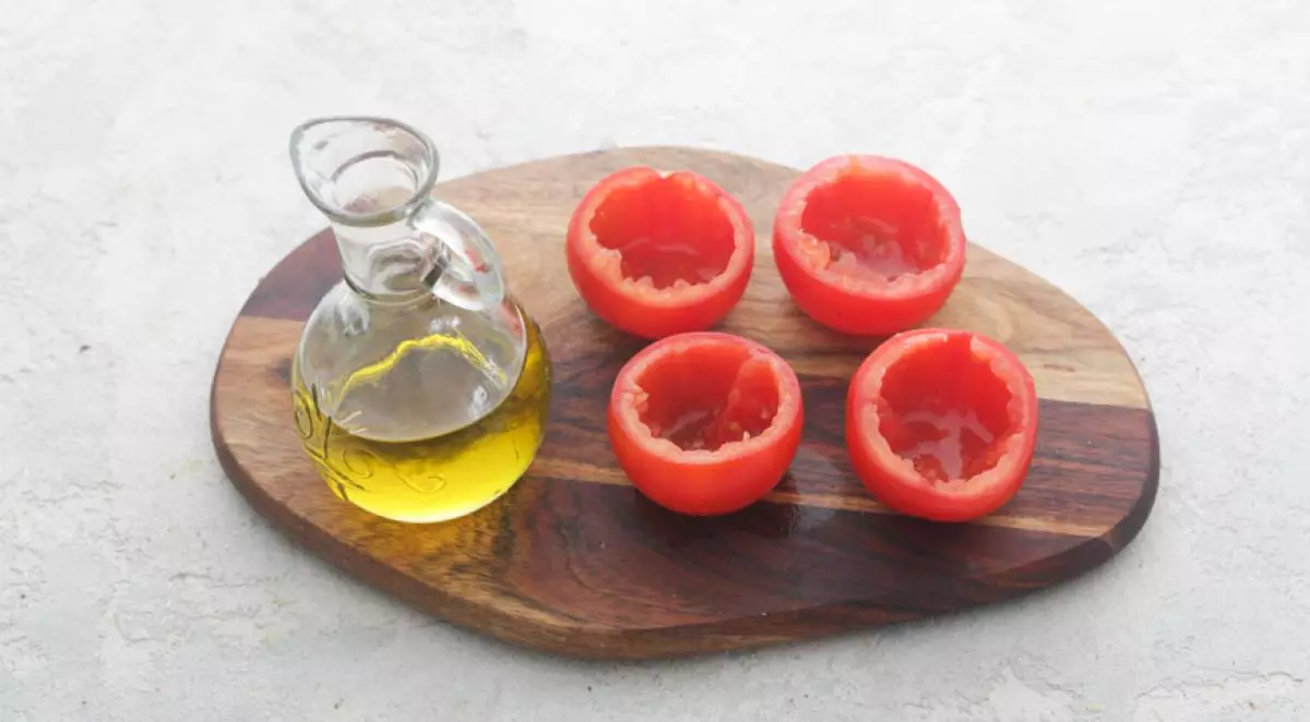 Tomat karo keju lan bawang putih (mangsa salju saka tomat). Splashing tomat sing disiapake nganggo lenga zaitun