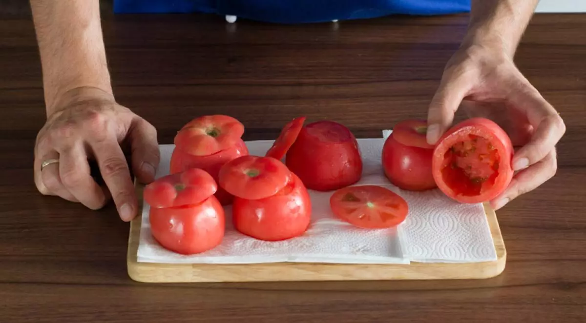 Tomàquets farcits per a un aperitiu, salat de tomàquets