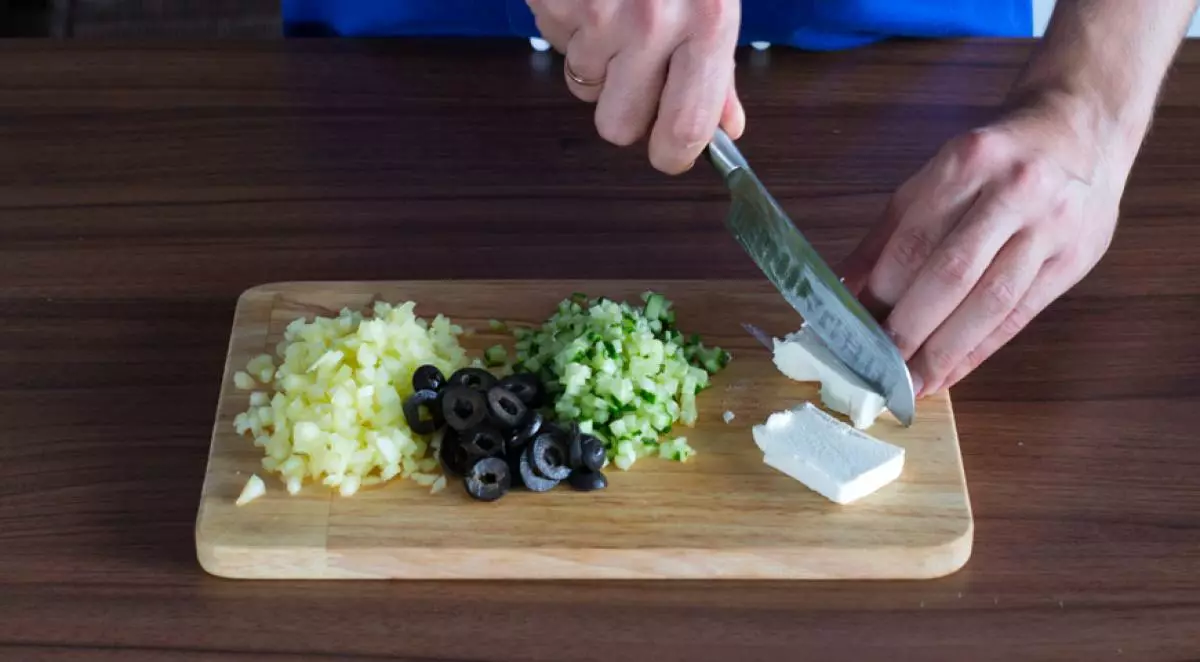 Els tomàquets farcits per a un aperitiu, tallen els ingredients