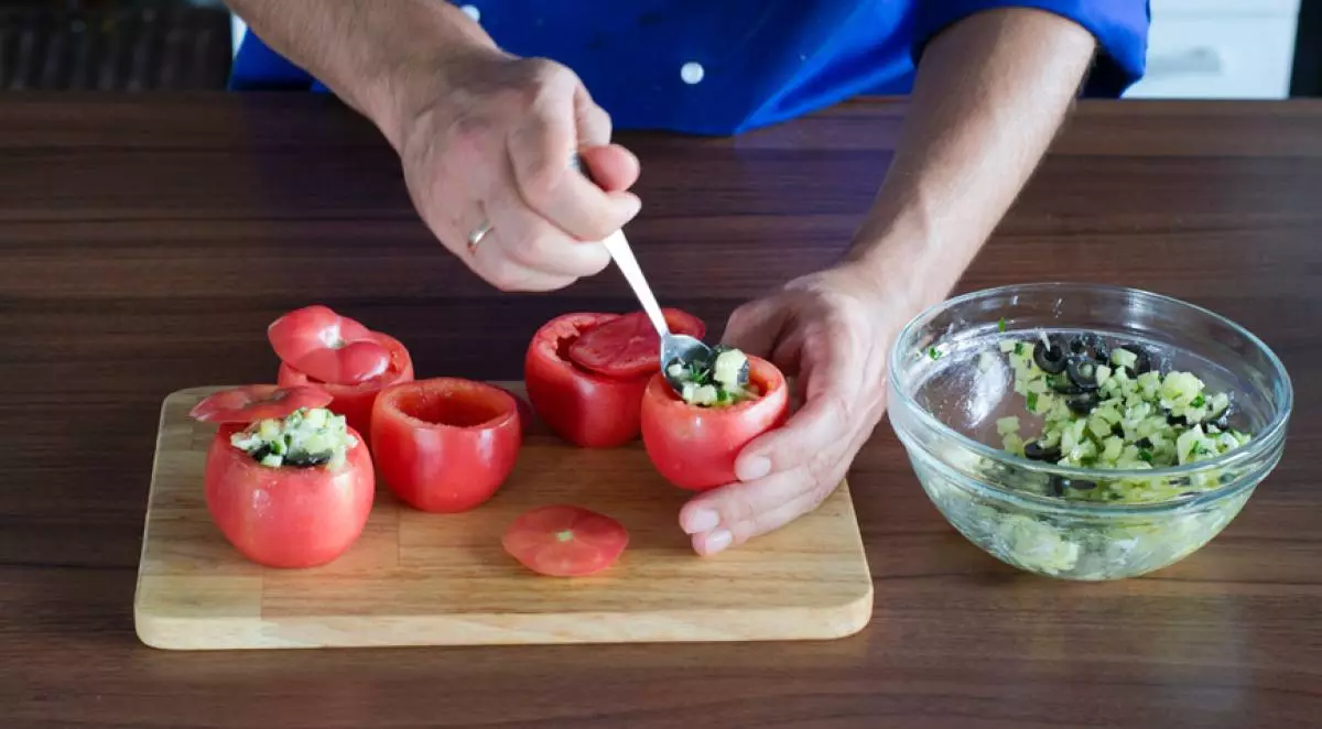 Els tomàquets farcits per a un aperitiu, descomponen el farciment