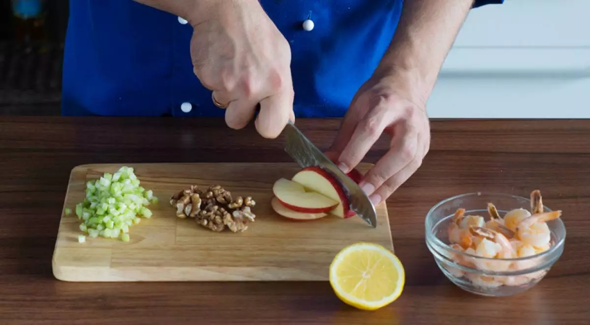 Els tomàquets farcits per a un aperitiu, tallen els ingredients