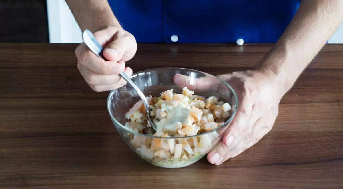 Fyllda tomater för ett mellanmål, blanda ingredienserna