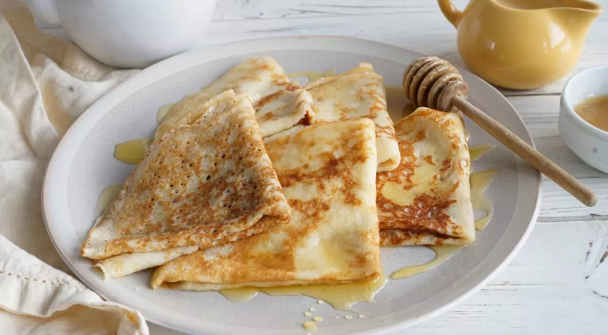 Pancakes ing kefir karo bolongan, kejut