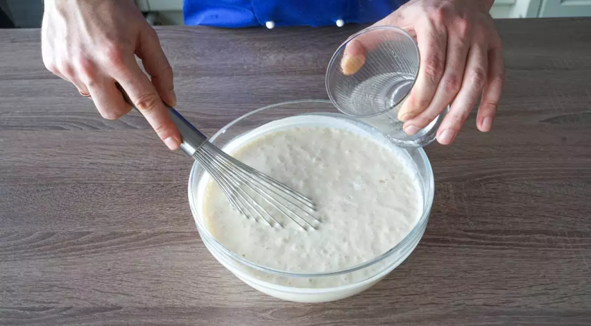 Pancakes ing kefir karo bolongan, tuang banyu