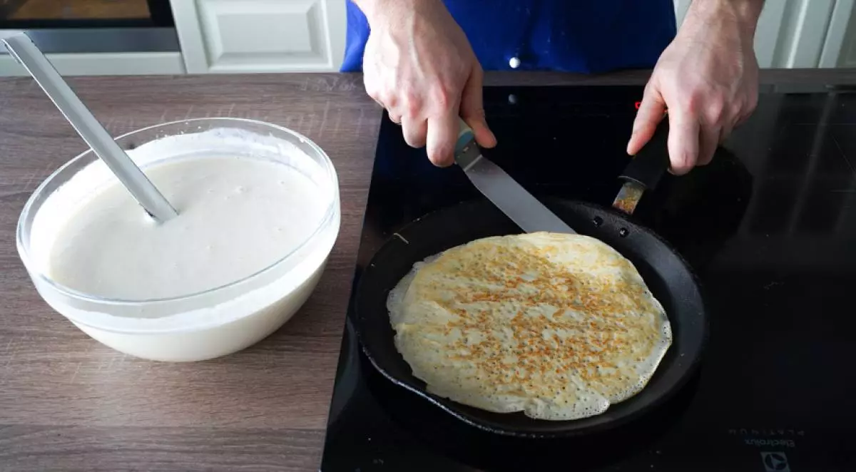 Pancakes ing kefir karo bolongan, panggang pancake