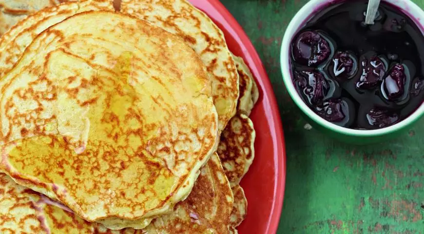 Lush pancakes sa lebadura