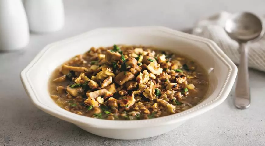 Sopas na may buckwheat at mushrooms.