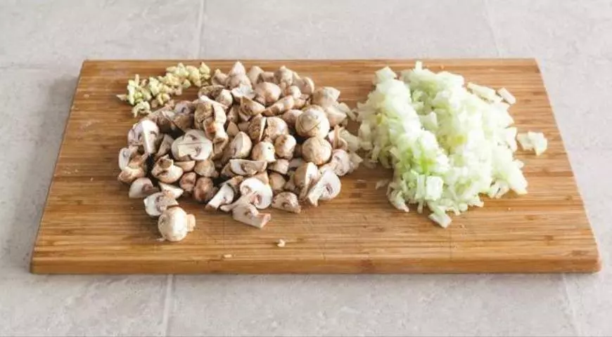 Setšoantšo sa Recipe: Sopho e nang le Buckwheat le li-mushroom, mohato oa bobeli