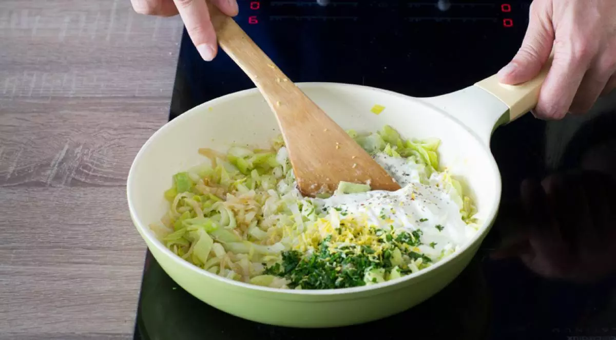မီးဖို၌ခရမ်းချဉ်သီးနှင့်အတူပြုတ်ကြက်သား casserole, ချဉ်သောမုန့်နှင့် parsley ထည့်ပါ