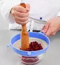 Stock Foto Matlagning Recept: Semolina gröt på tranbärsjuice i en långsam spis, steg nummer 2