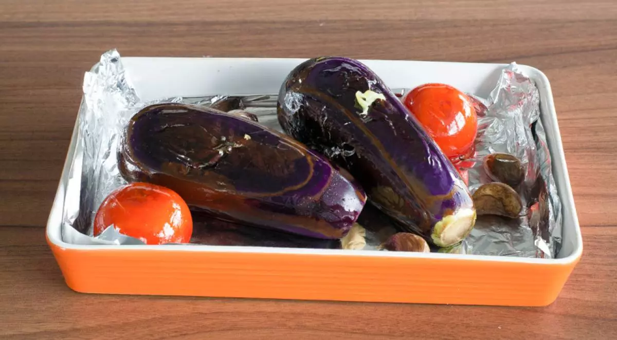 Kua zaub nrog eggplants thiab txiv lws suav, ci zaub