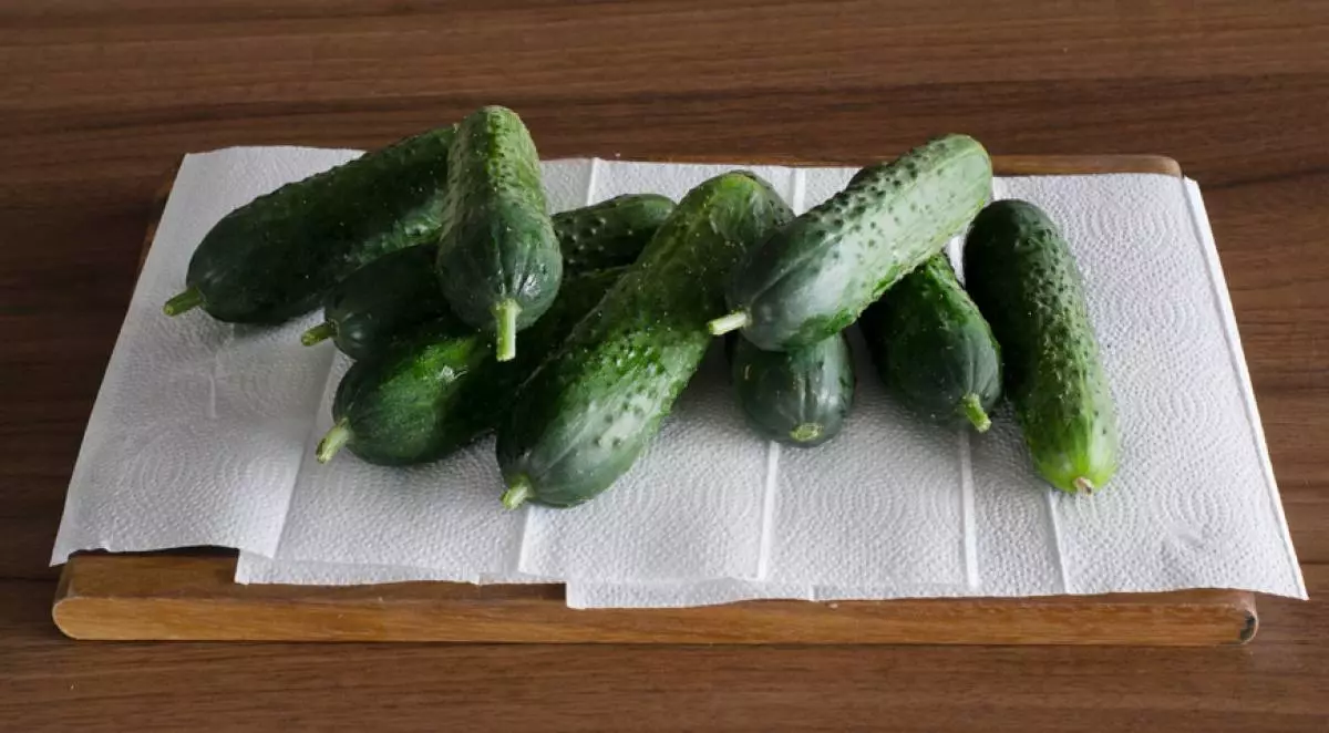Cucumbers suolainen kylmä tapa, pesu ja kuiva kurkku