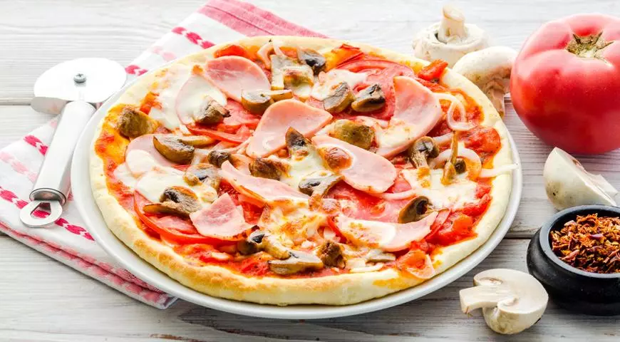 Pizza urdaiazpikoarekin eta perretxikoekin