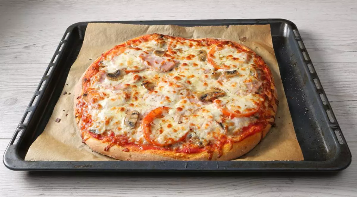 Pizza so šunkou a šampiňónmi, piecť pizza